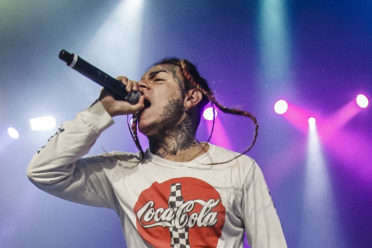 6ix9ine Boasts Net Worth With Million In Cash, Clowns Other Rappers