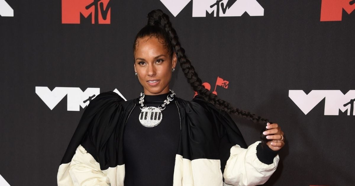 Alicia Keys Shows Off New Piano Chain & Teases Collab With Giveon ...