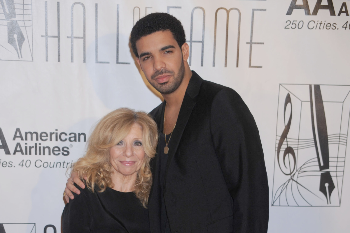 Drake Shares Heartwarming Moment With His Mom Onstage Performing “Look ...